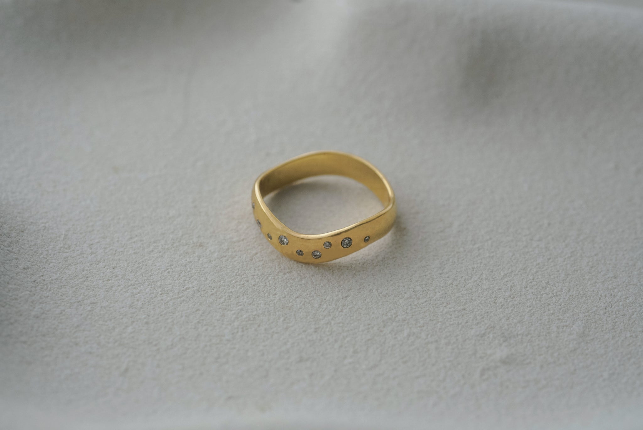 Wave Ring with 4.5mm Width and 4 TTLB Diamonds | SOAMI